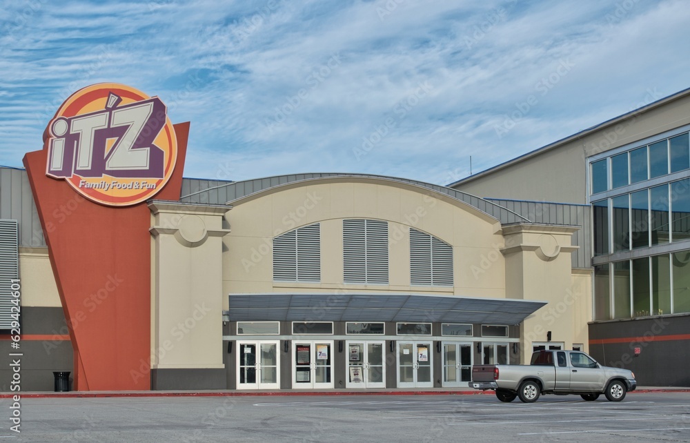 iTZ family food and fun building exterior and parking lot in Houston ...