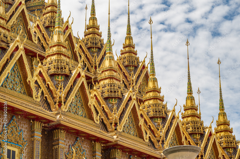 The beautiful Thai art architecture buildings in Wat Tha Sung temple an ...