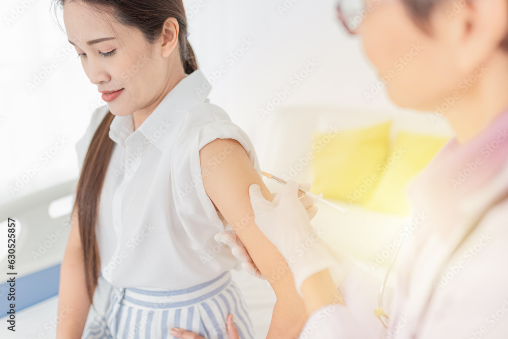 Foto de Stock Doctor inject vaccine to woman, Deltoid muscle injection ...