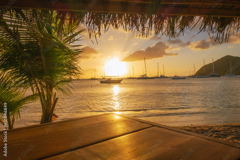 Coucher de soleil à La Grande Anse d'Arlet à La Martinique, mer des Caraïbes, Antilles ...