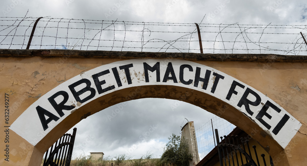 Photo Stock Arbeit mach frei sign („Work sets you free“ in German) over ...