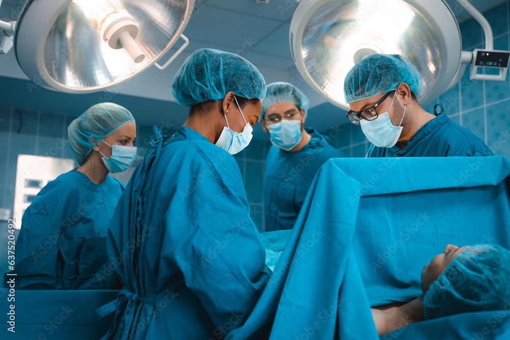 Fotografie Professional medical team of concerted serious surgeons ...