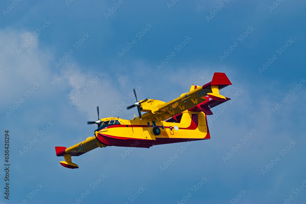 Löschflugzeug bei den Waldbränden in Griechenland // Firefighting ...