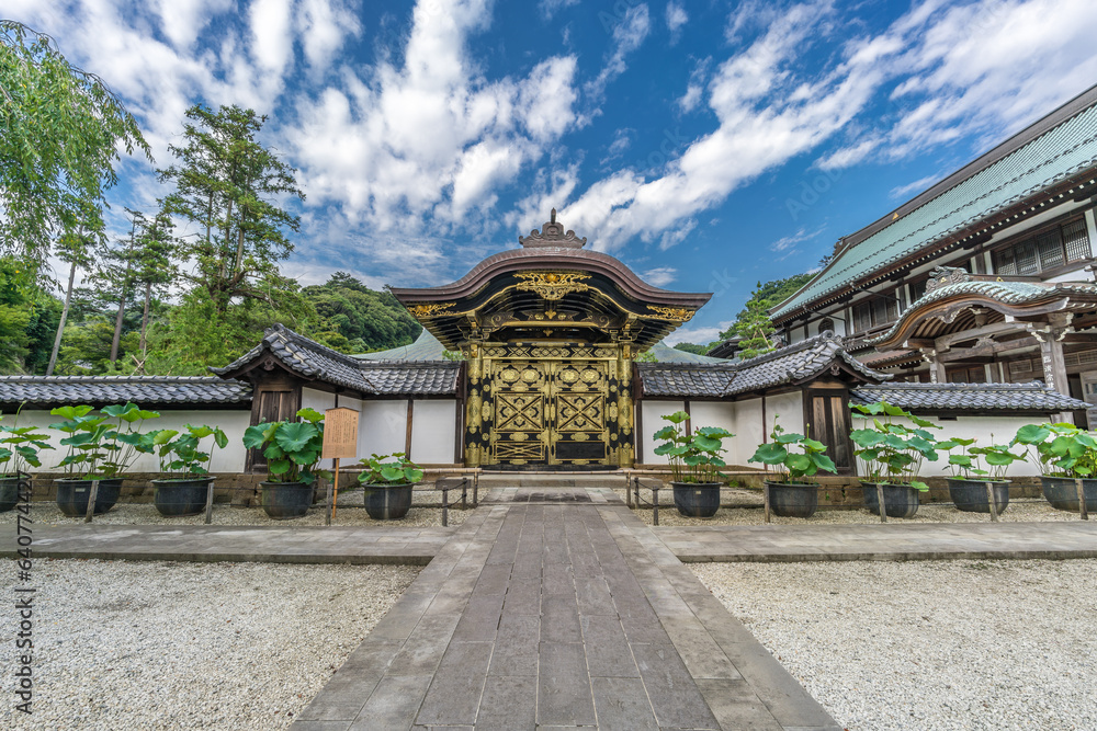 Kencho-ji temple Karamon gate at Hojo palace. Muromachi style, Karahafu ...