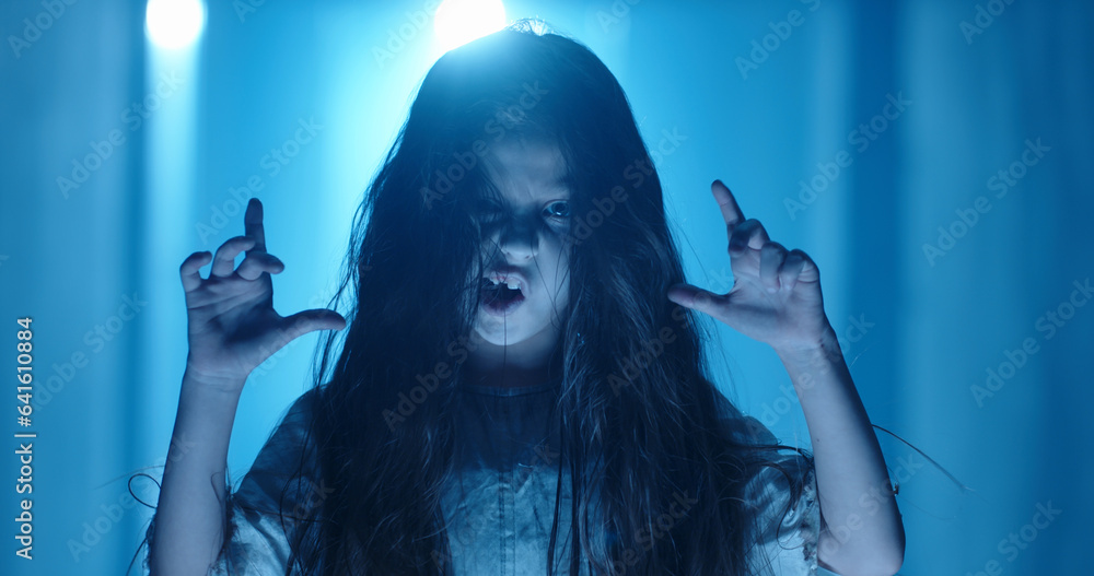 Foto Scary ghost girl with blood and angry face, clawing hands haunted ...