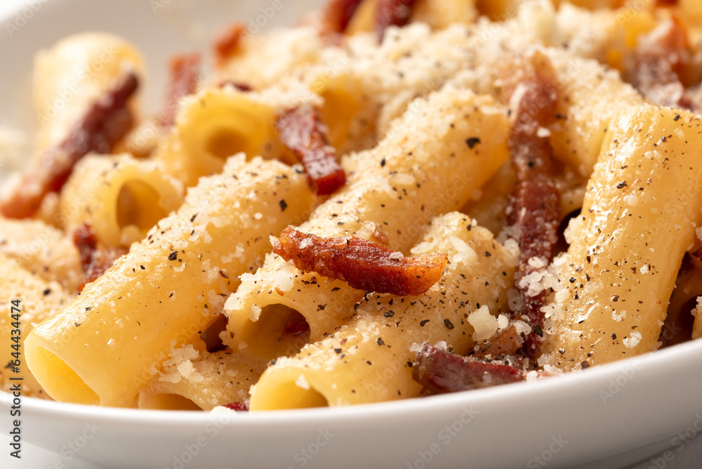 Piatto di deliziosa pasta alla gricia, ricetta tradizionale romana di ...