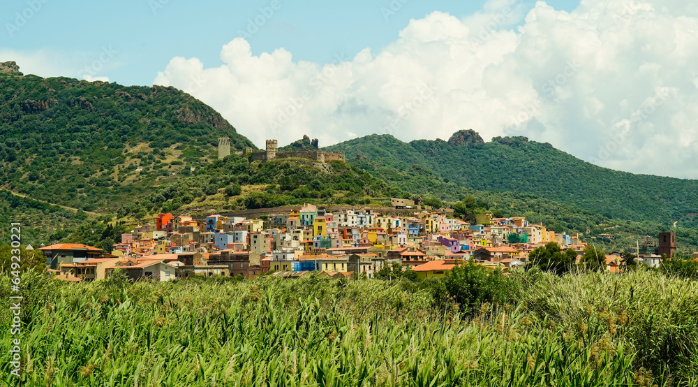 Bosa, il centro storico del famoso borgo medievale con le sue case ...