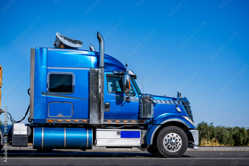 Stock-Foto „Stylish bright blue big rig bonnet semi truck tractor with extended cab and chrome ...