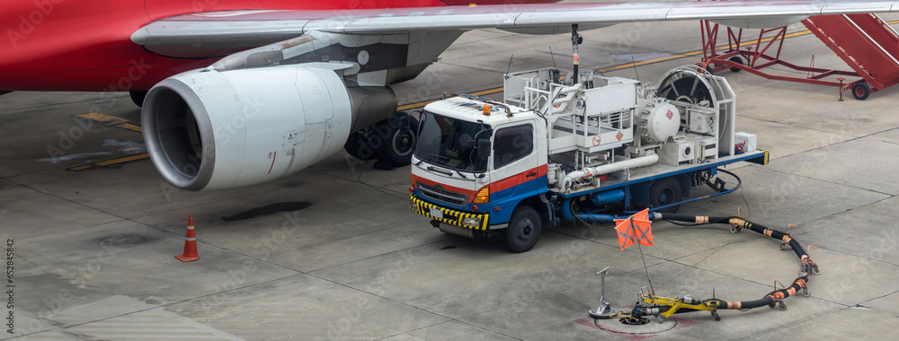 Stock-Foto „Aircraft refueling by high pressure fuel supply truck ...