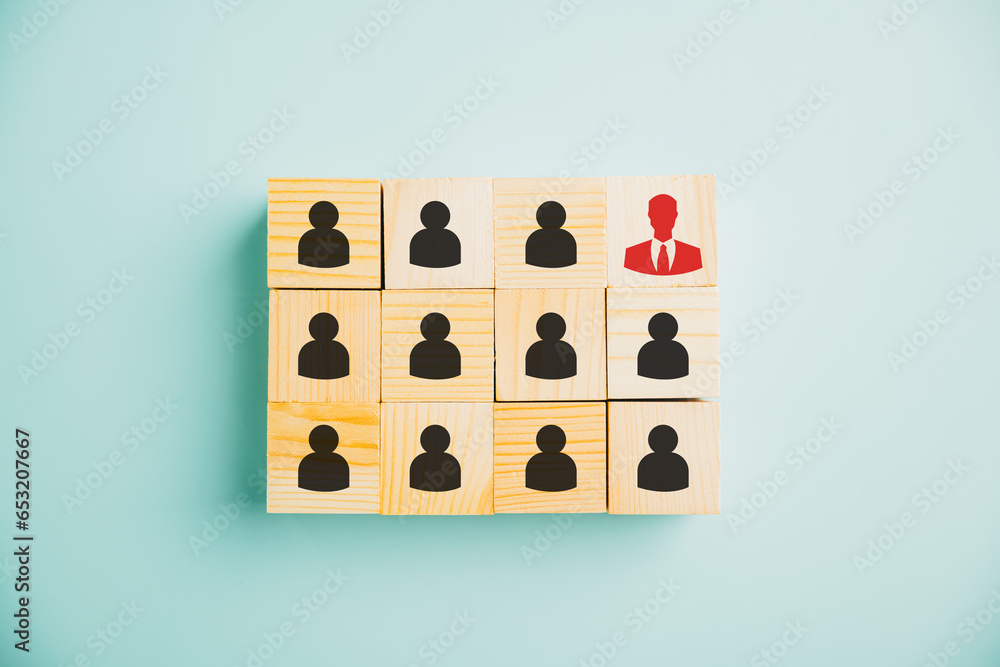 Photo Stock On a wooden block, a red manager icon catches staff ...