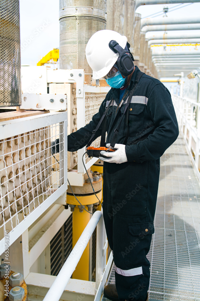 Zdjęcie bez tantiem: Technicians check the thickness of pipes and heat exchangers using ...