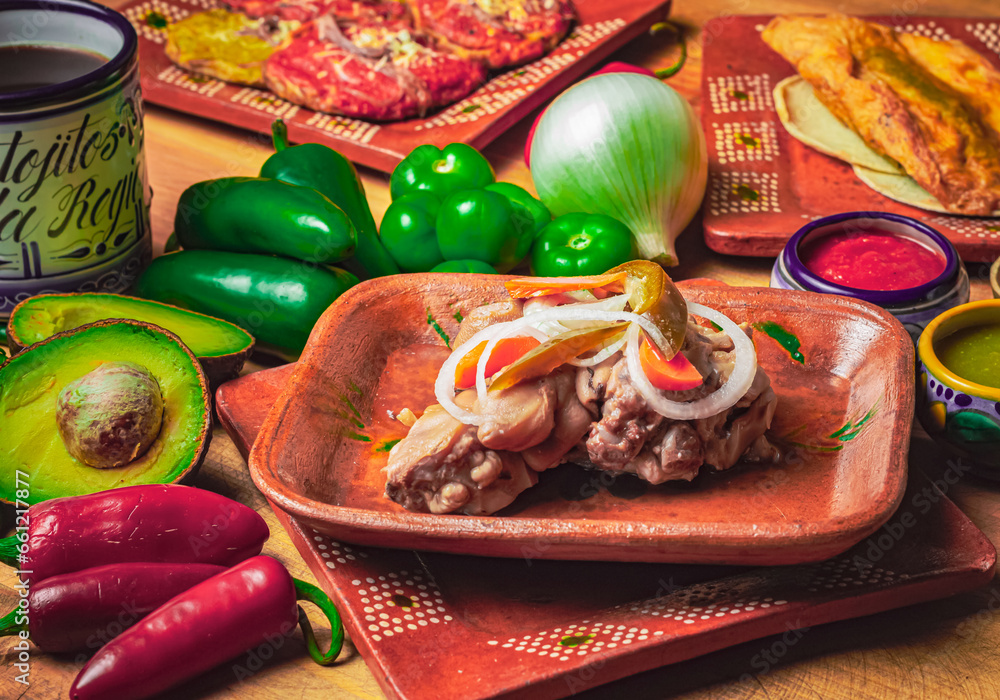 Platillo tradicional mexicano, carne de cerdo condimentada, acompañada ...