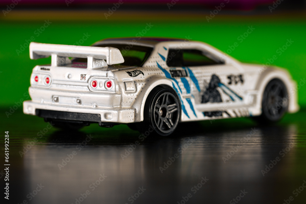 Foto de Stock Hot Wheels model of white Nissan Skyline GT-R (R32). Rear ...
