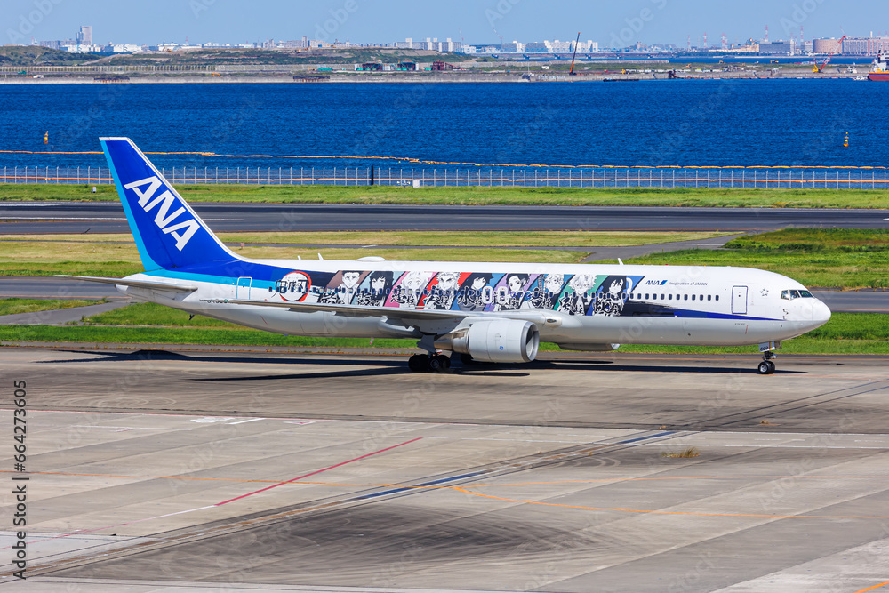 Foto de Stock ANA All Nippon Airlines Boeing 767-300ER airplane at Tokyo Haneda Airport in Japan ...