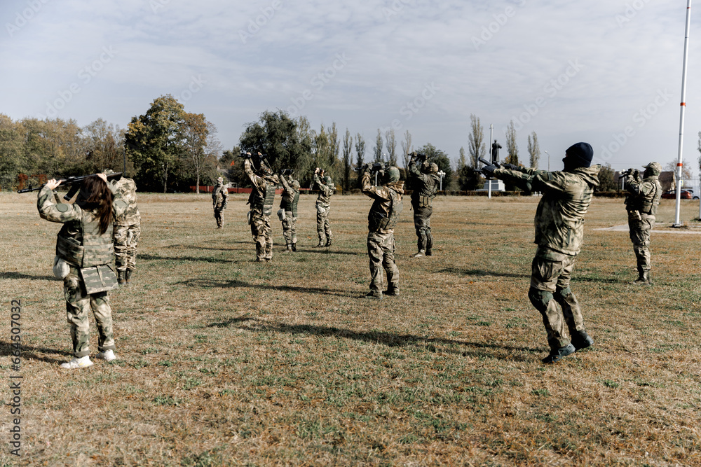 Stock-Foto „Soldiers in formation. Soldiers with a machine gun in ...
