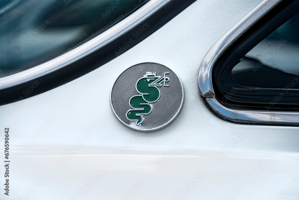 Alfa Romeo 2000 GTV Badge Close Up の Stock フォト | Adobe Stock