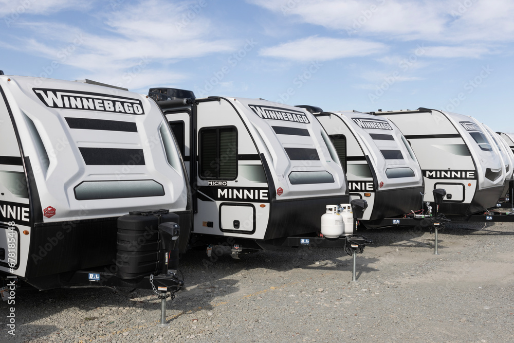 ภาพถ่าย Stock Winnebago Minnie and Micro Minnie Fifth Wheel RV ...