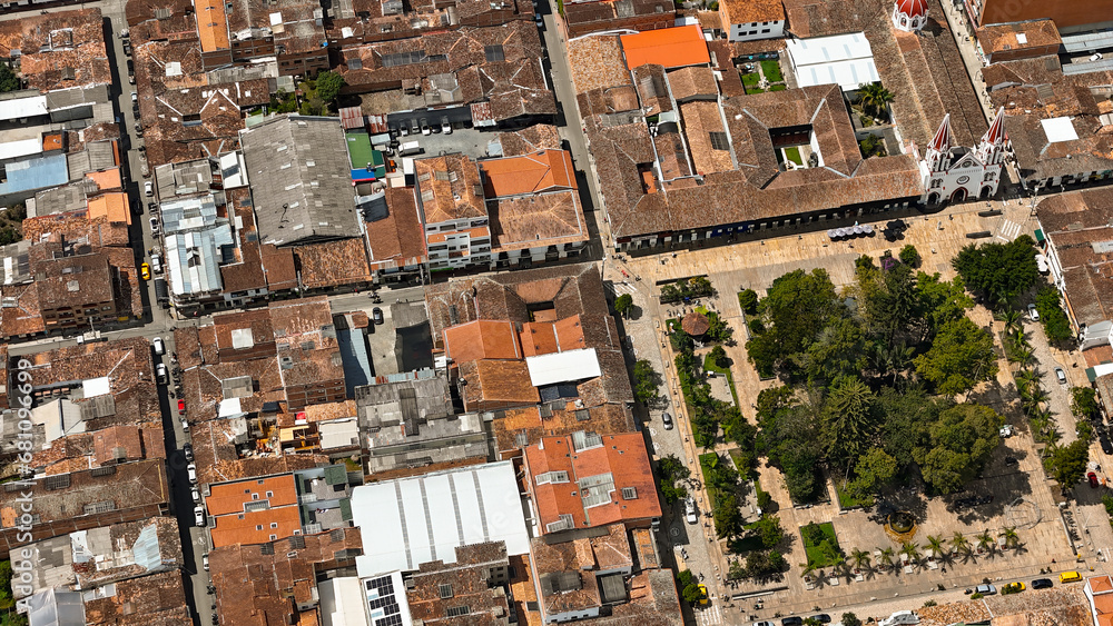 Foto aérea en la que se observa el parque principal y la iglesia del ...