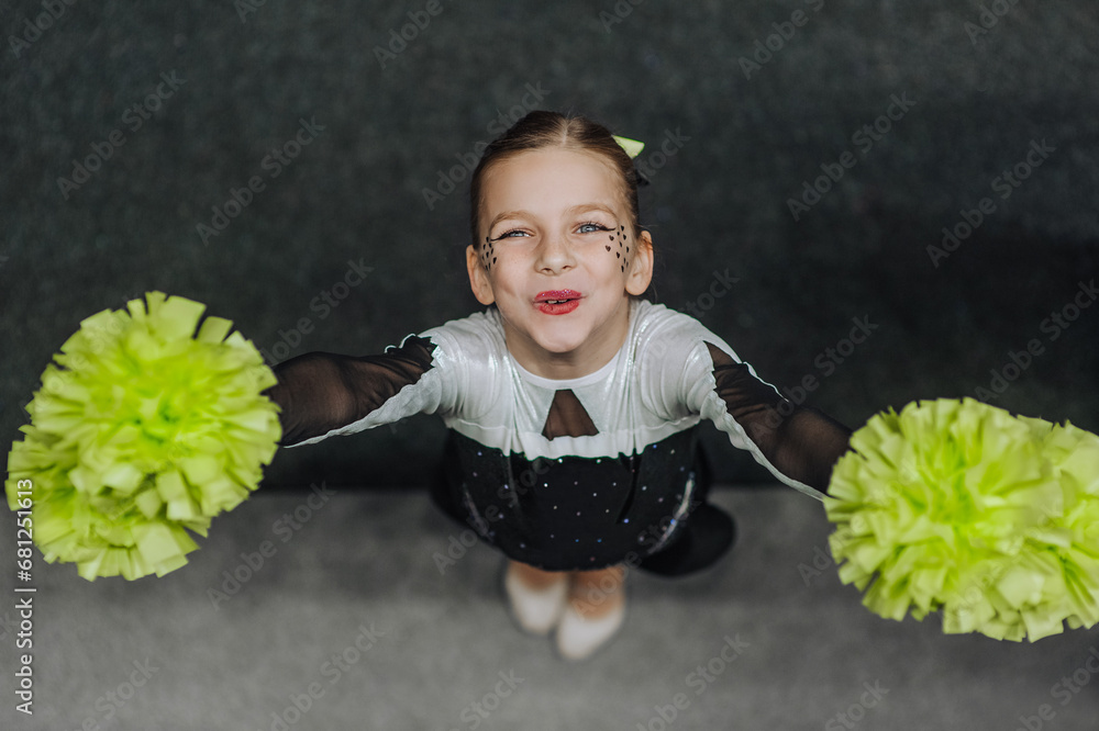 Foto de Stock Smiling happy girl athlete cheerleader in a suit with ...
