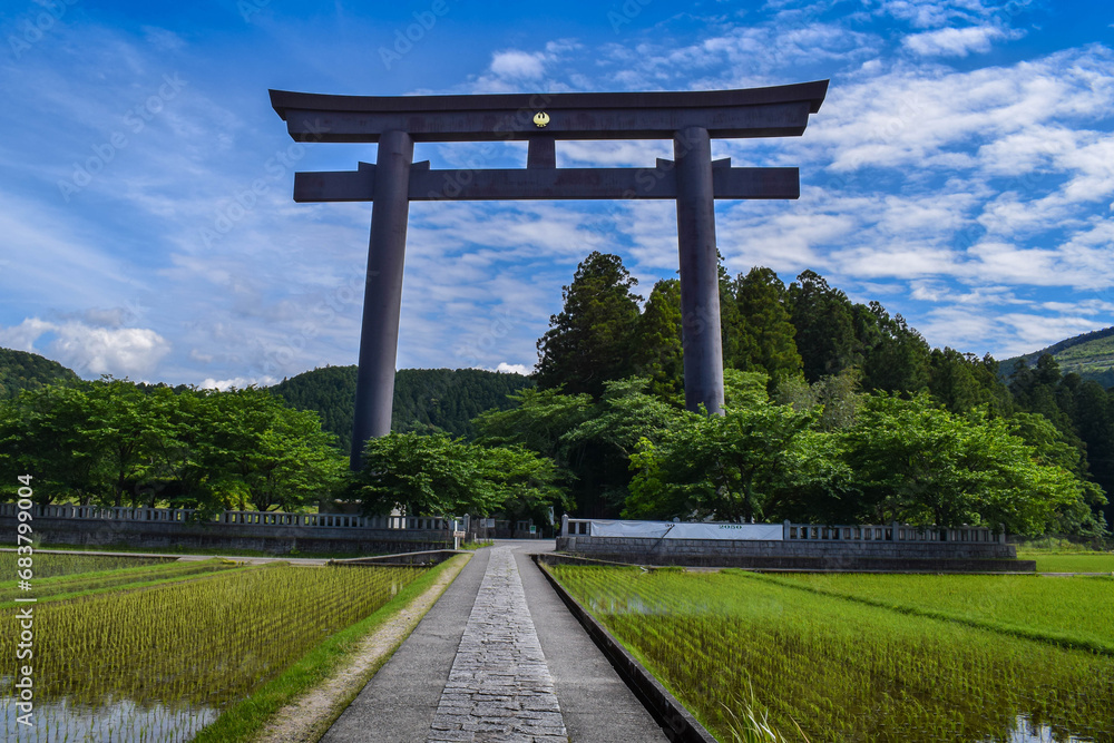 Stock-Foto „The giant torii gate of Oyu no Hara. The largest in the ...