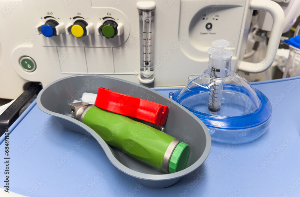 Foto de Stock laryngoscope, ventilator, intubation kit, endotracheal ...