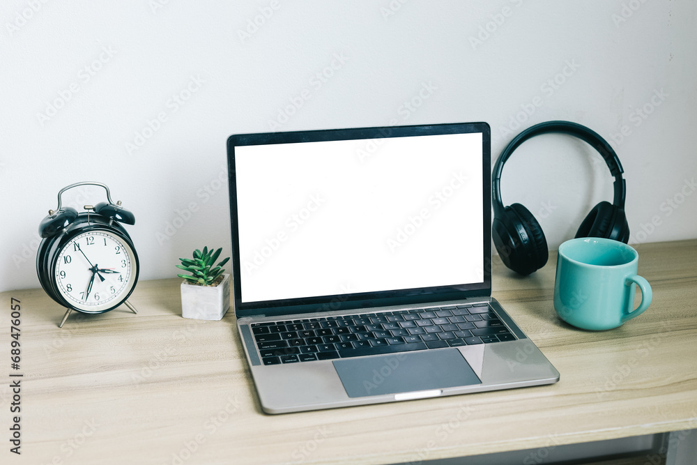 Mockup of laptop with white blank screen on office table の Stock フォト ...