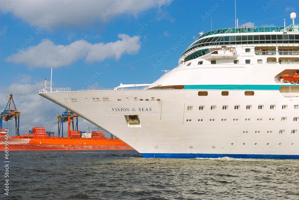 Royal Caribbean's Vision of the Seas cruise ship sailing in the channel ...