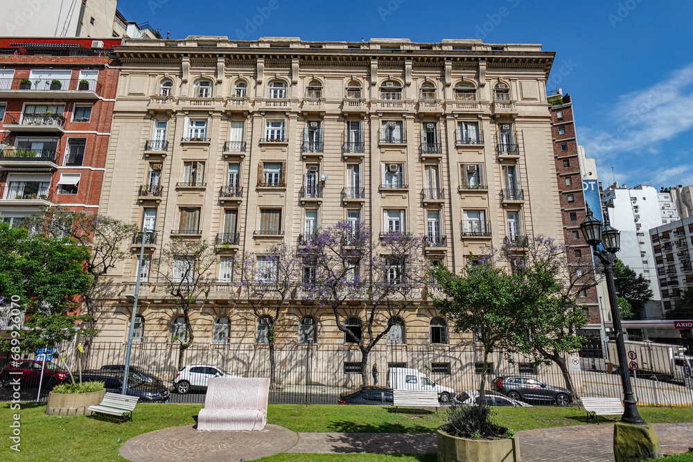 Fachada de edificio antiguo en la ciudad de Buenos Aires, se observan árboles, ventana y un ...