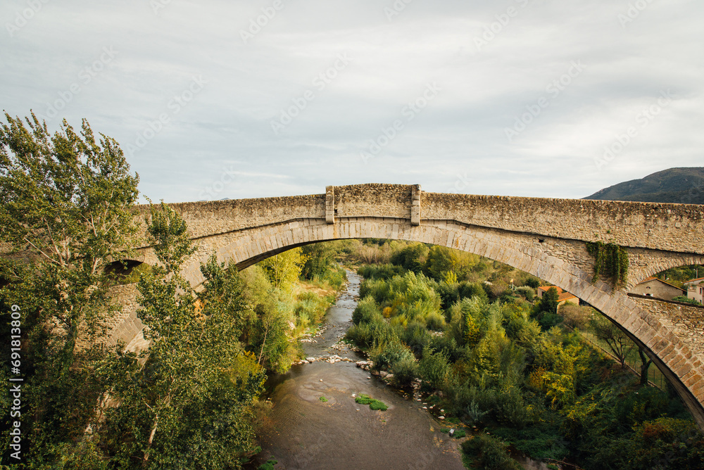 Stock-Foto „Vieux pont en pierre dans le sud de la France. Pont du ...