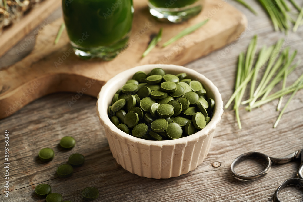 Green barley grass tablets with fresh blades and homemade juice Stock ...