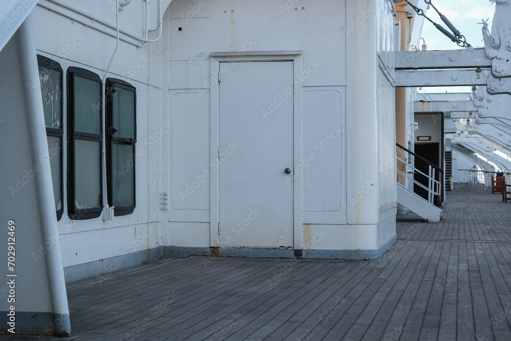 Outdoor promenade and sun decks of nostalgic luxury cruiseship cruise ...