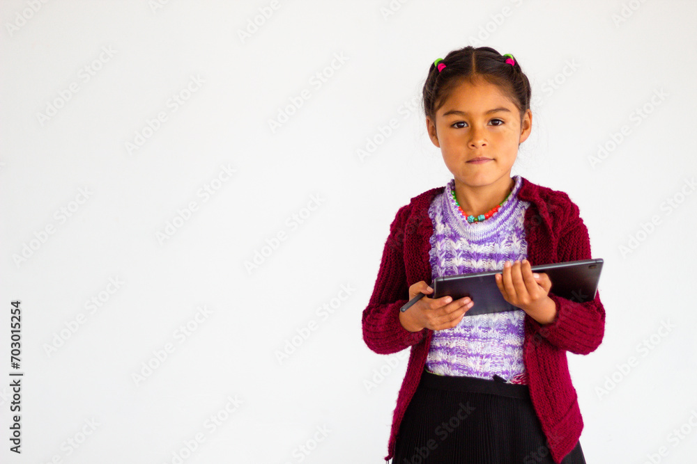 Una niña campesina en el aula conectada en Tablet, educación rural ...