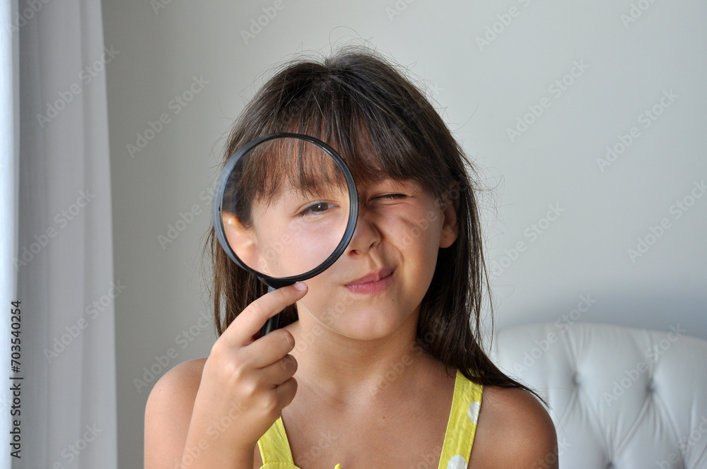 menina criança segurando lupa escolar , brincadeira divertida volta as ...