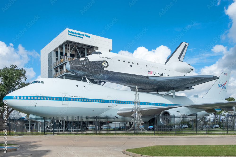 Boeing 747-123 N905NA with replica Space Shuttle Orbiter “Independence ...