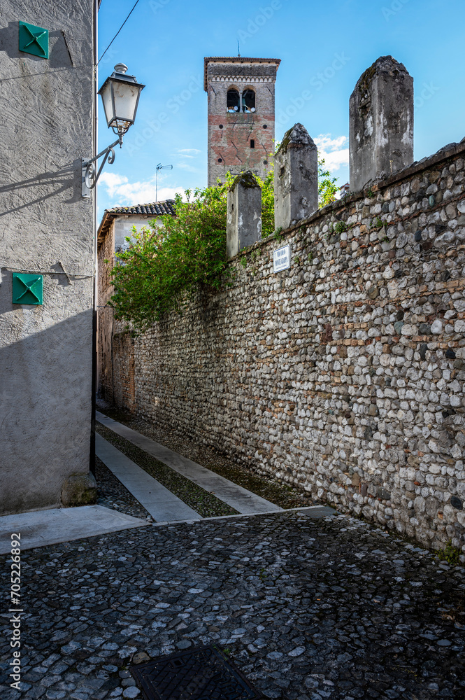 Architecture and art in the ancient fortified village of Valvasone ...