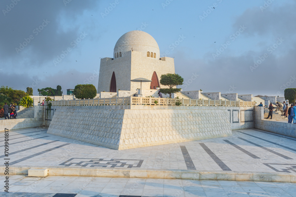 Foto de Stock mausoleum of Quaid-e-Azam in bright sunny day, also known ...