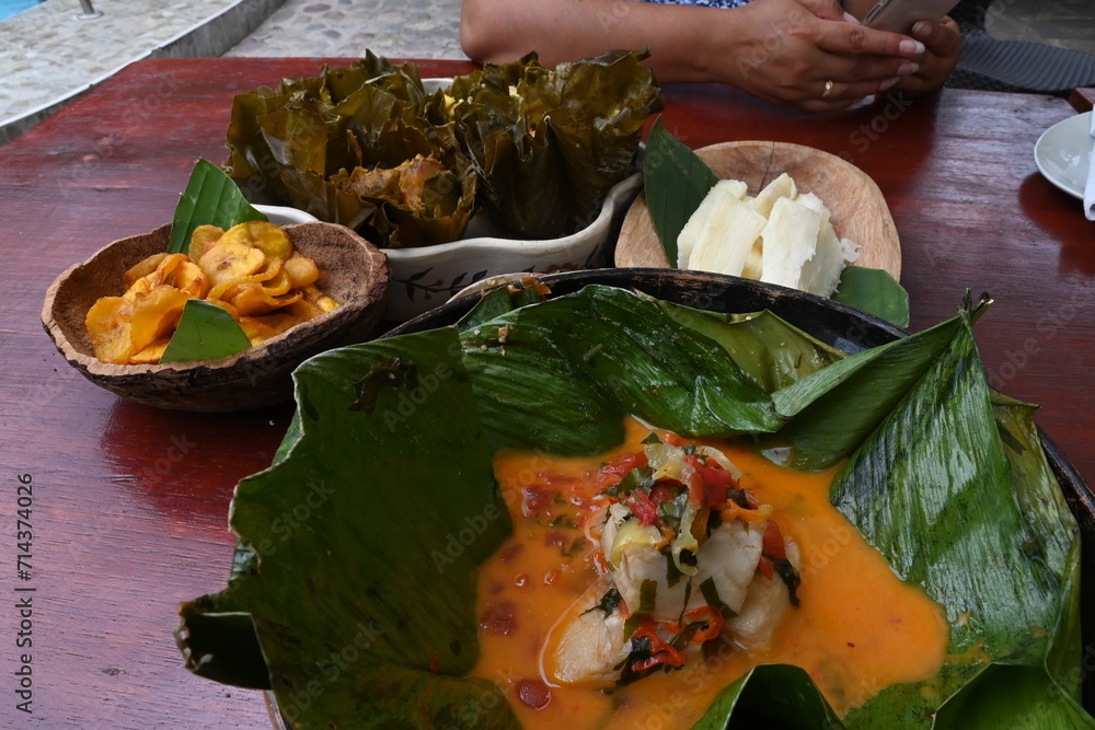 Deliciosa comida típica de la selva del Perú en Tarapoto Stock Photo ...