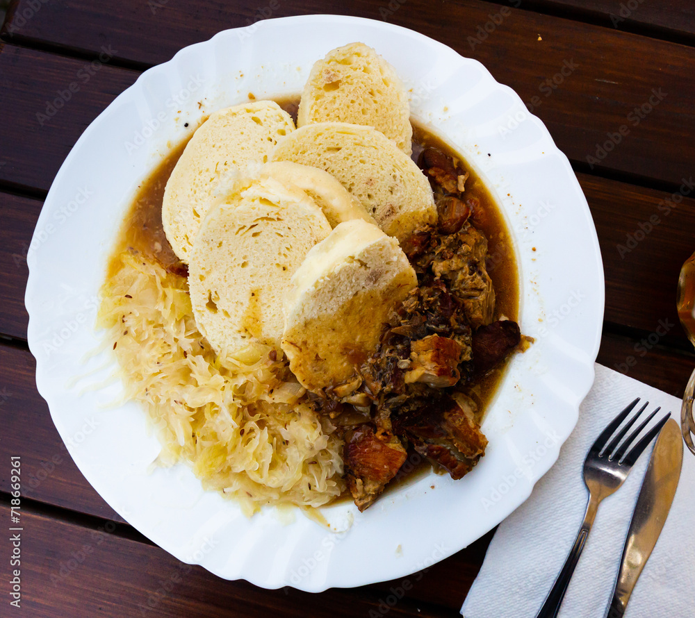 Foto stock di Moravsky vrabec, baked pork with stewed cabbage and ...