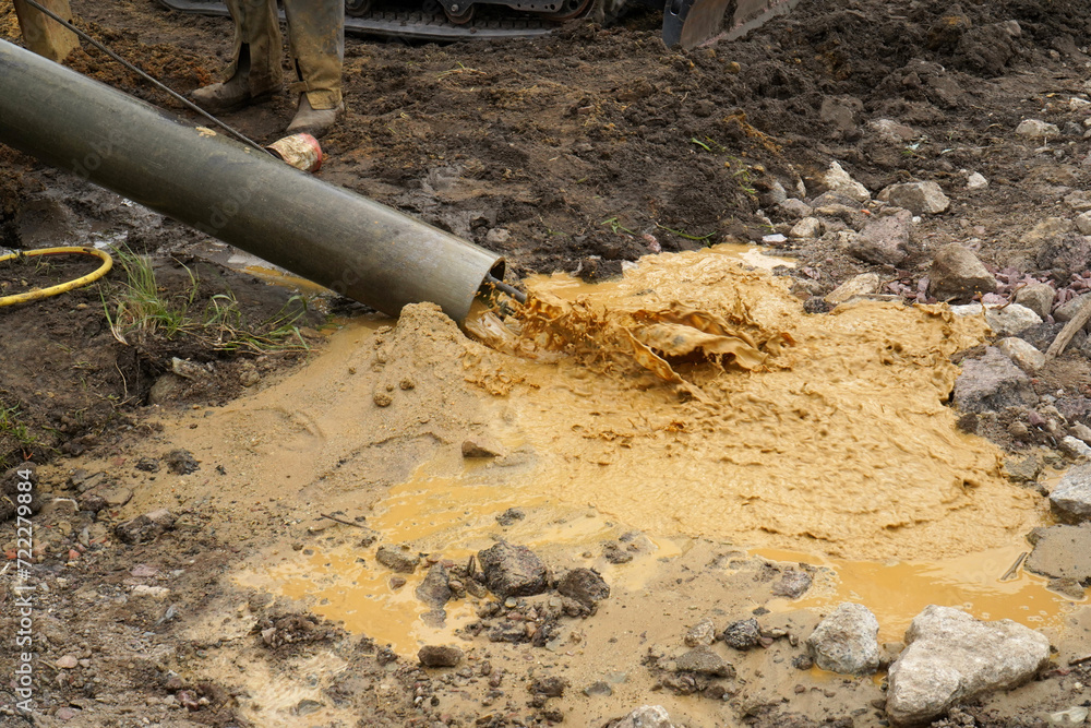 rejet des déblais de boue sortant d'un forage au rotary avec ...