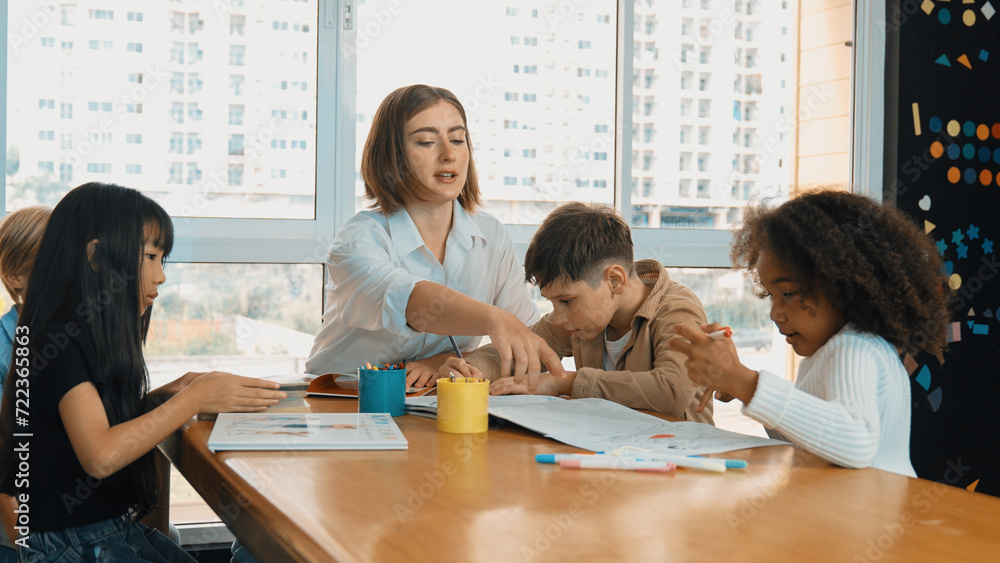 Photo Stock Professional caucasian teacher telling story to diverse ...