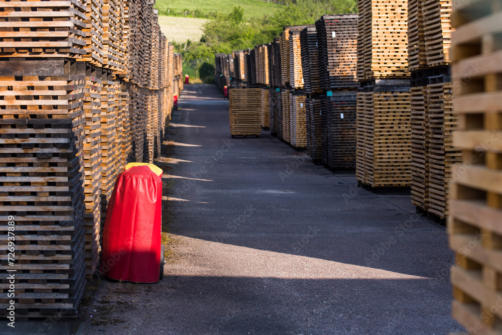 Foto de Stock La sécurité incendie dans une tonnellerie. Extincteur ...