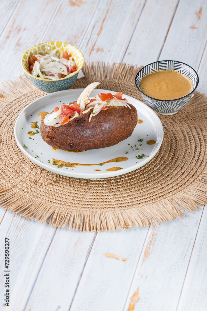 Corviche de verde relleno de cangrejo en su interior con ensalada de ...