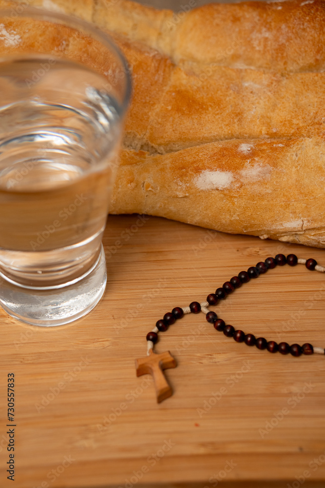 signo de pan y agua y rosario listos para el ayuno para ayunar en ...
