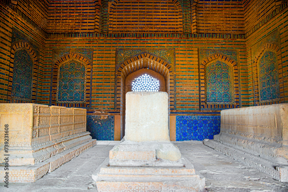 Makli Necropolis, graves inside the mausoleum, beautiful funerary ...