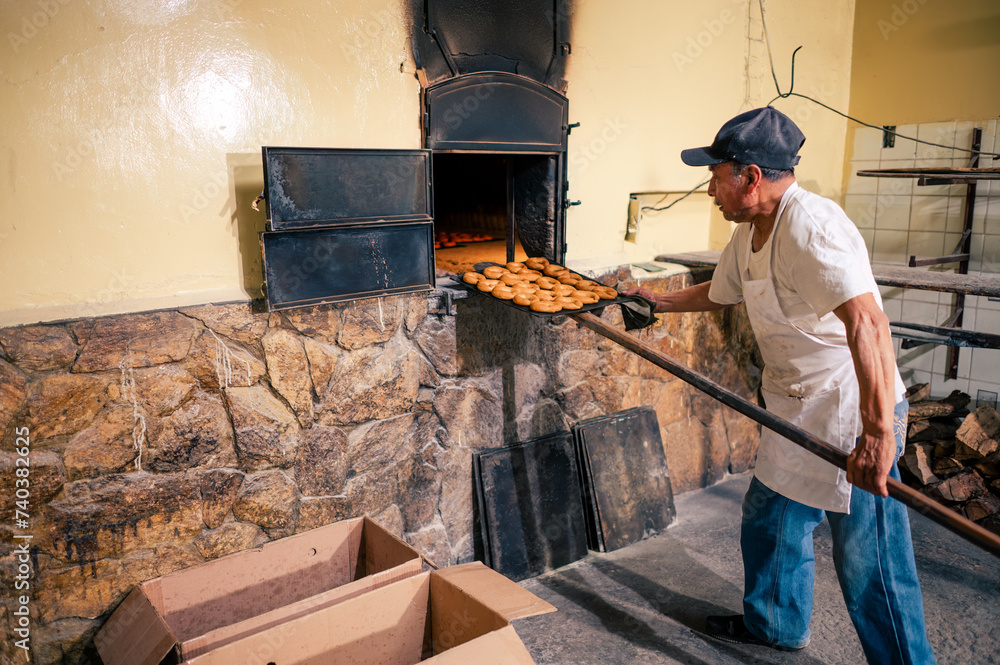 Foto de Stock Baker removes cookies already baked in a traditional oven ...