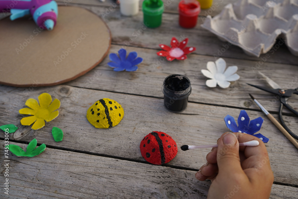 Step by step instructin. DIY flowers and lady bug from recycling egg ...