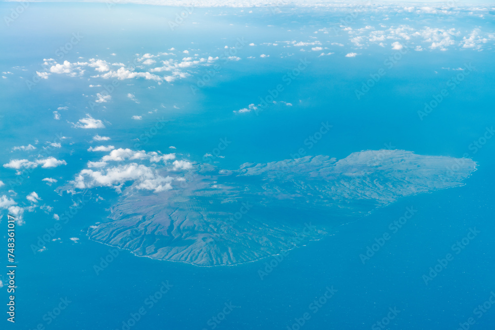 Aerial photography of Honolulu to Hilo from the plane. Kahoʻolawe ...
