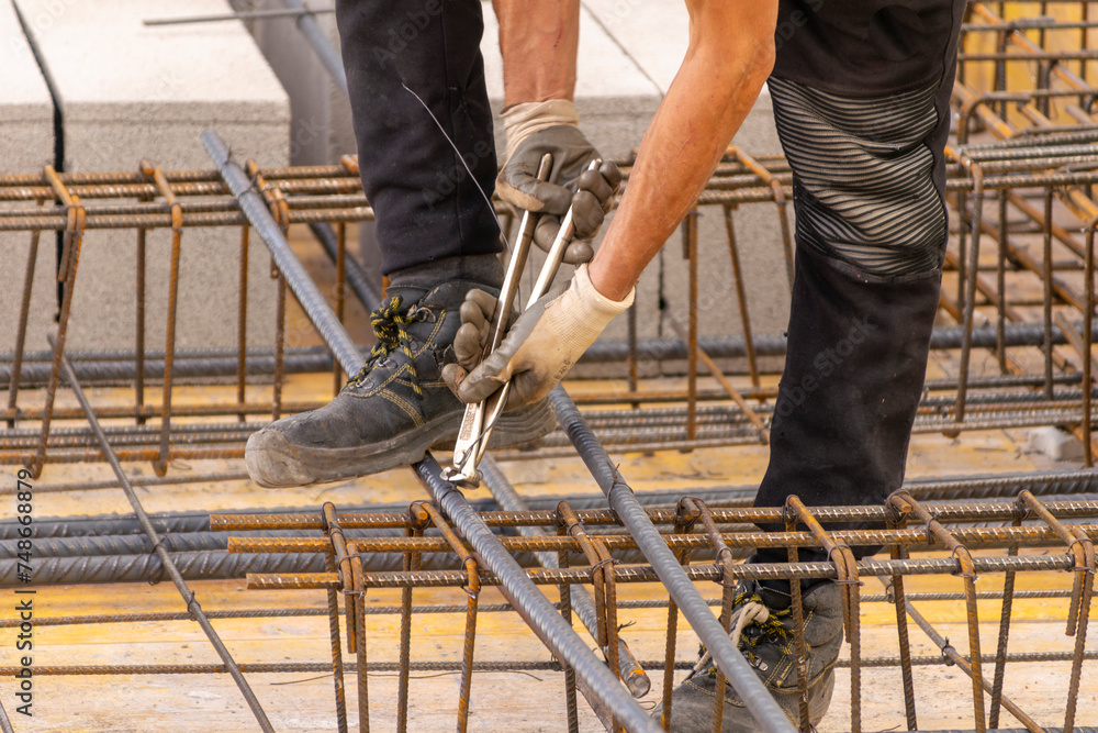 Obrero de la construcción atando las barras de acero corrugado en un ...