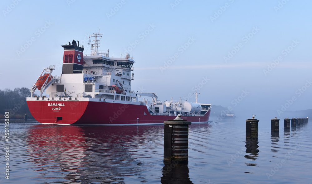 LNG Tankschiff Ramanda fährt bei Nebel im Nord-Ostsee-Kanal Stock Photo | Adobe Stock