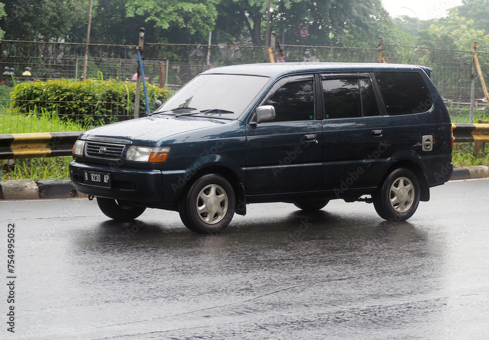 Foto de Stock dark Green color iconic MPV, Toyota Kijang 2000 car in ...